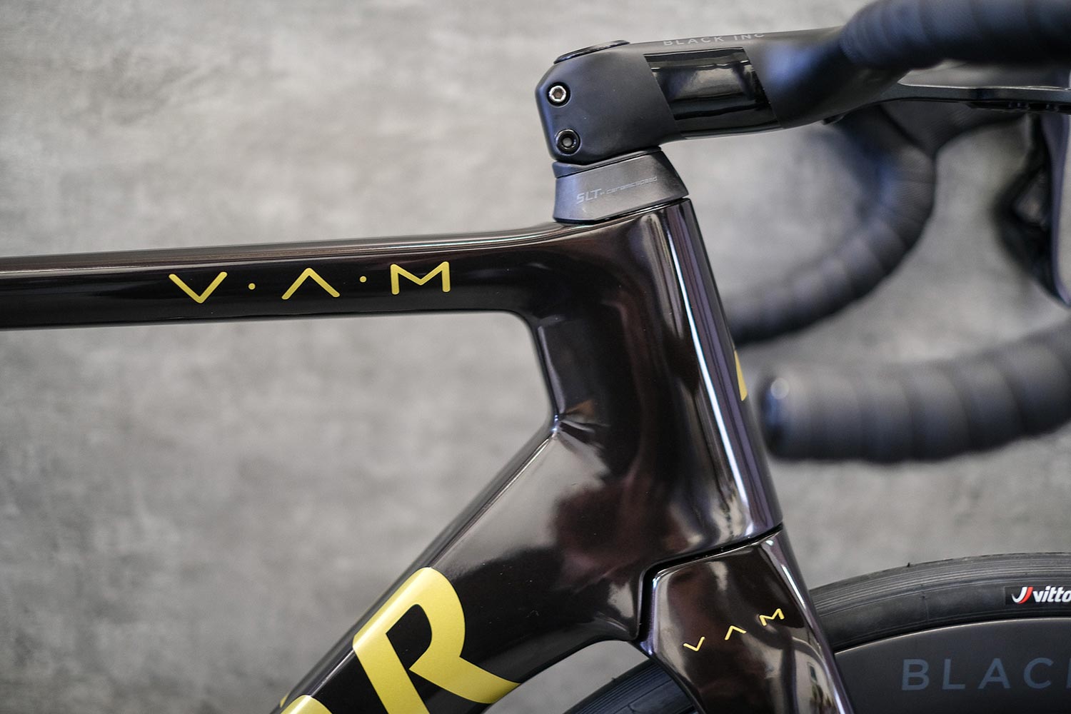 Factor OSTRO VAM Custom Black & Gold | Vires Velo