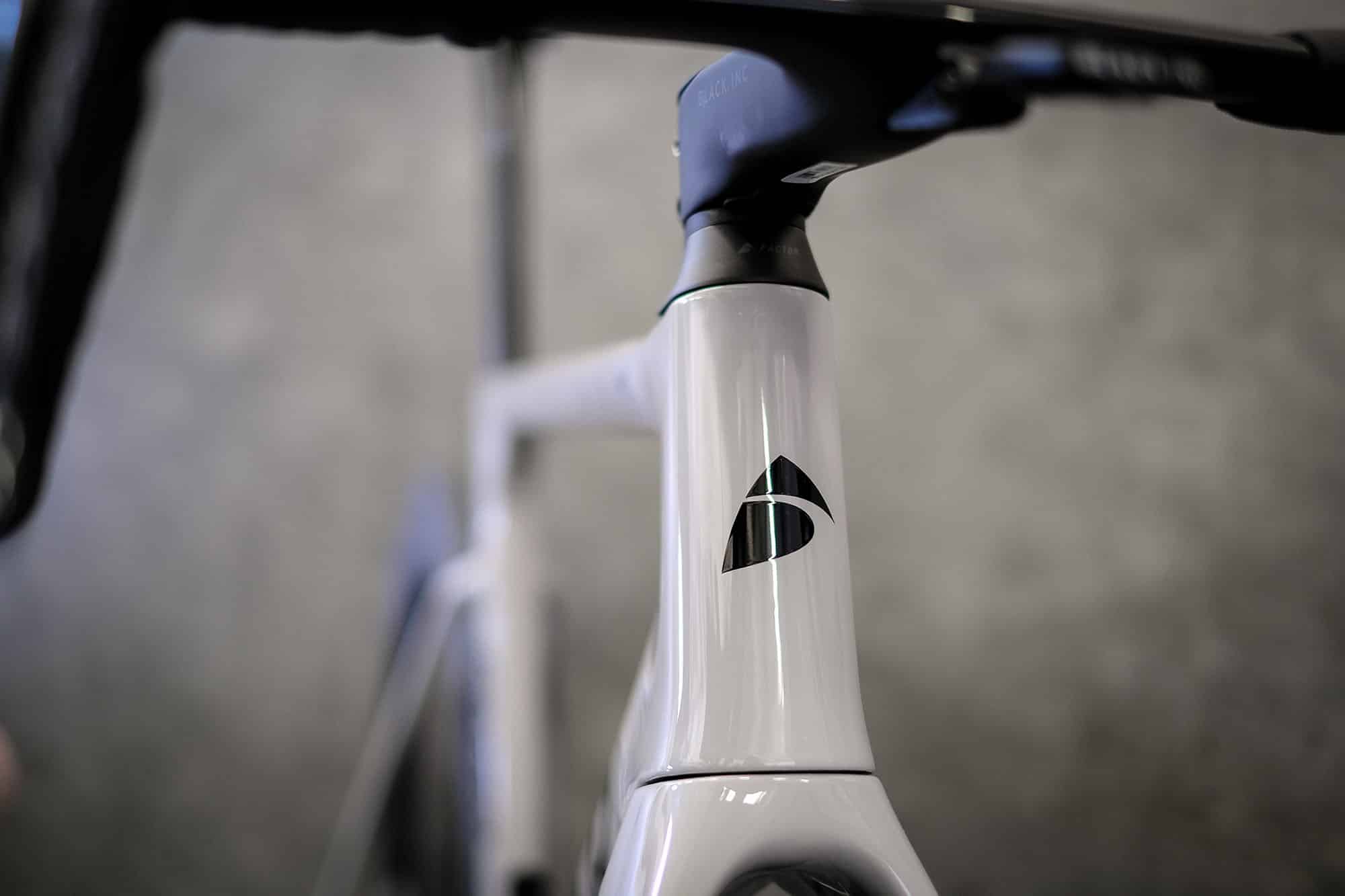 Factor OSTRO VAM Cool Grey and Black | Vires Velo