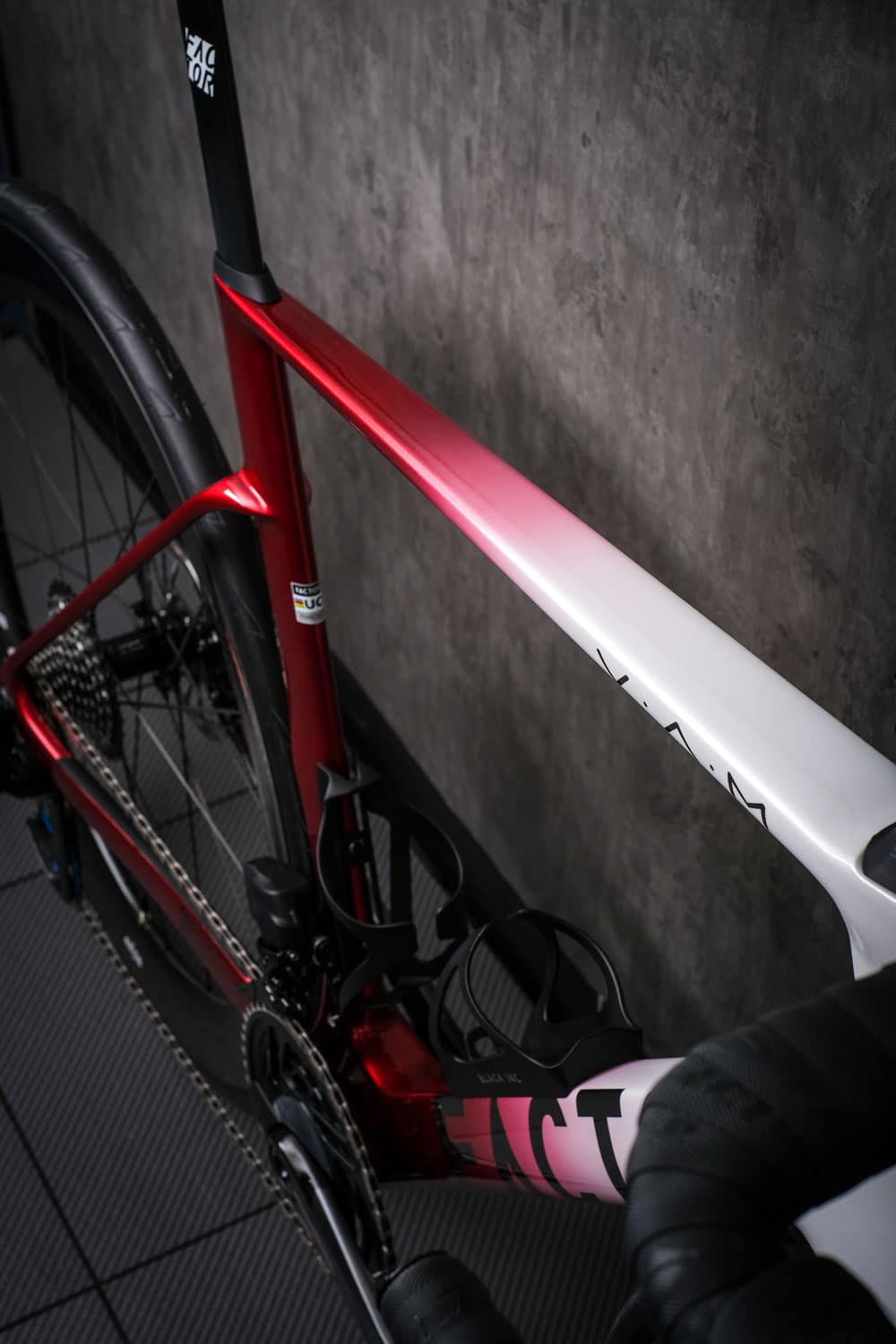 Factor OSTRO VAM Prisma Studio - Pearl White & Crimson Red Gradient ...