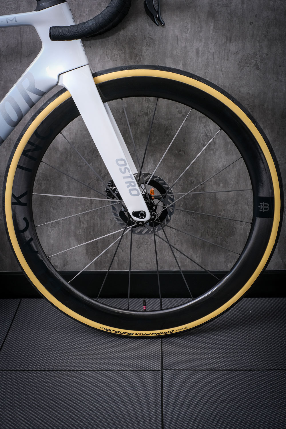 Factor OSTRO VAM Prisma Studio - Pearl White & Bare Carbon Gradient ...