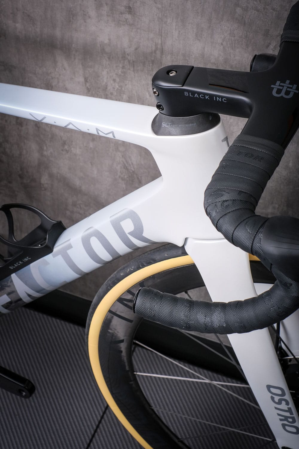 Factor OSTRO VAM Prisma Studio - Pearl White & Bare Carbon Gradient ...