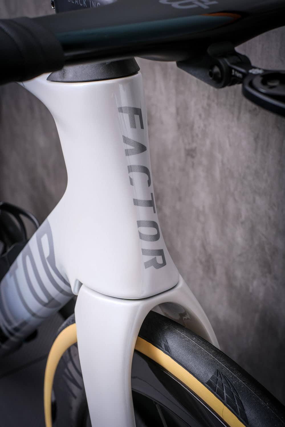 Factor OSTRO VAM Prisma Studio - Pearl White & Bare Carbon Gradient ...