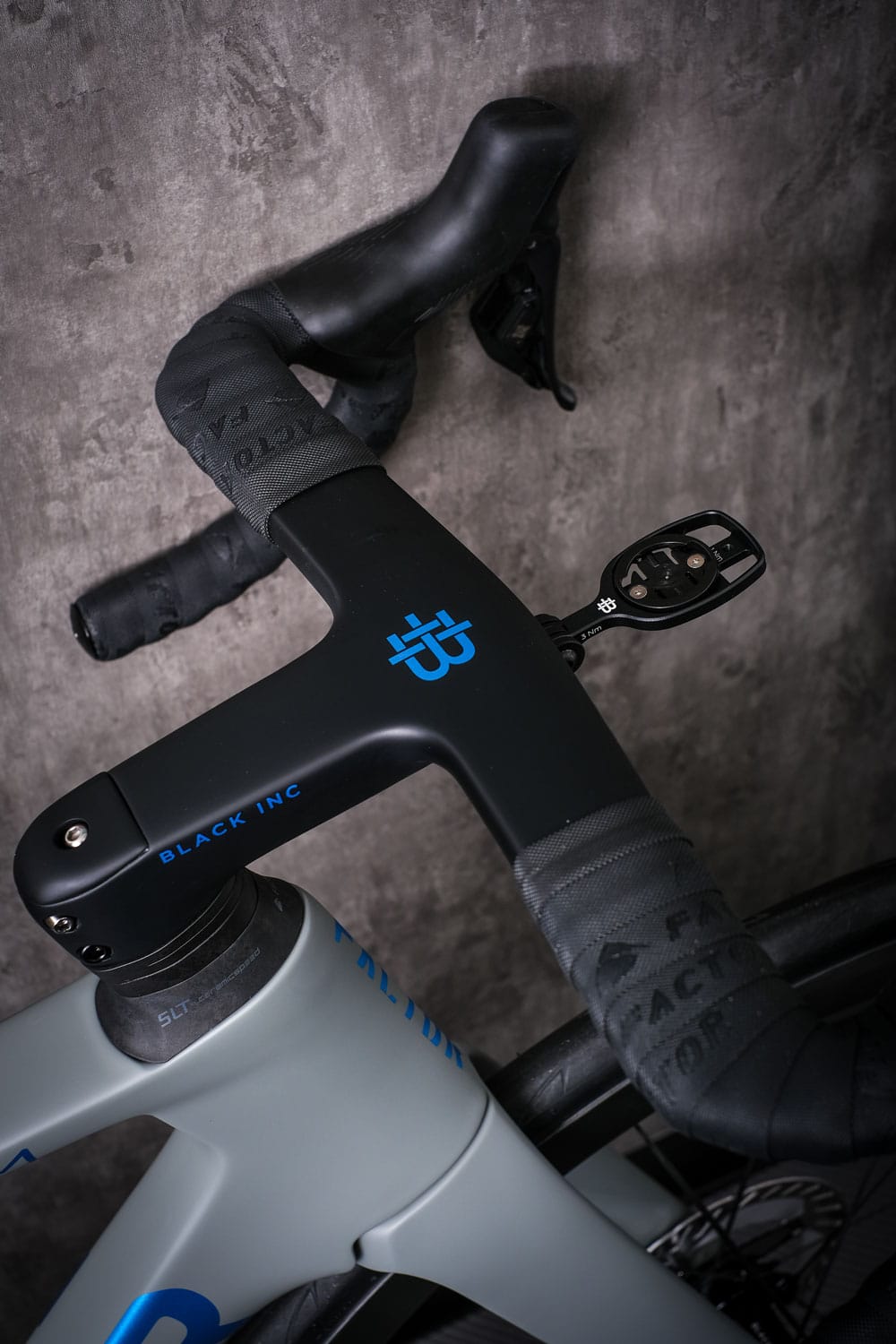 Factor OSTRO VAM Prisma Studio - Dolphin Grey & Celeste Blue | Vires Velo