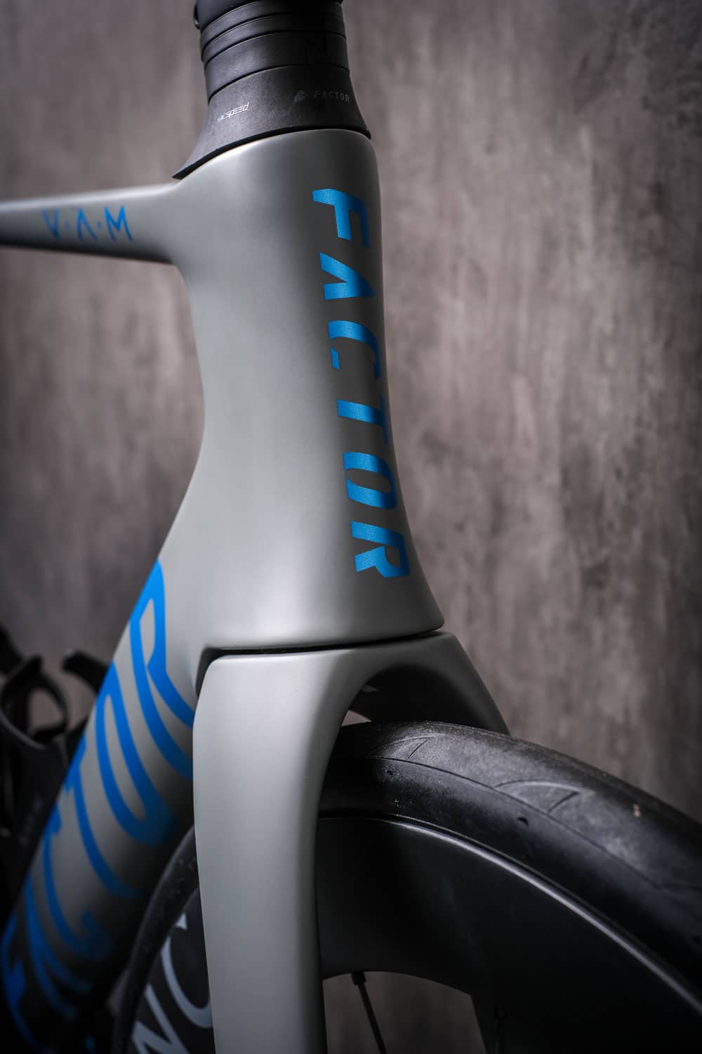 Factor OSTRO VAM Prisma Studio - Dolphin Grey & Celeste Blue | Vires Velo